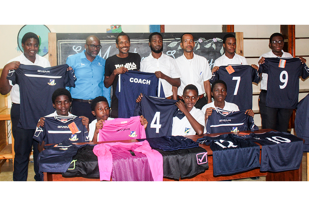 SMSS gets new football uniforms - Searchlight