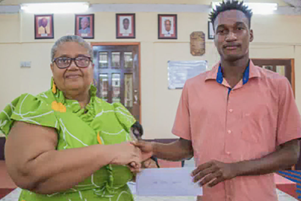 Keo Davis receives the first ever Theophilus Shallow Athletic Award ...