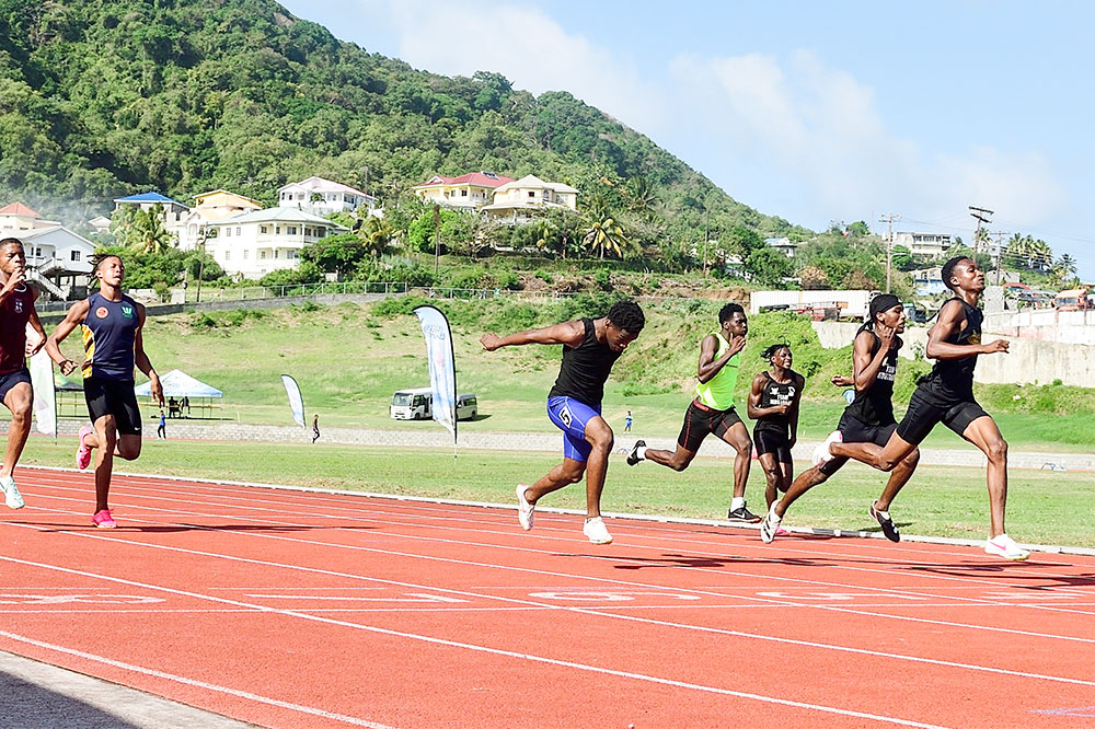 Keo Davis breaks Under-20 Male 200m record