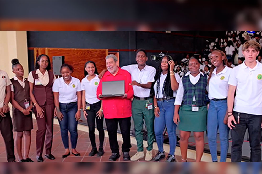Community College students receive laptop computers - Searchlight